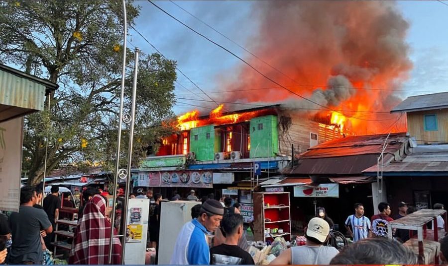 Jalan Milono Membara, 2 Bangunan Hangus Dilalap Api, 7 Unit Damkar ...